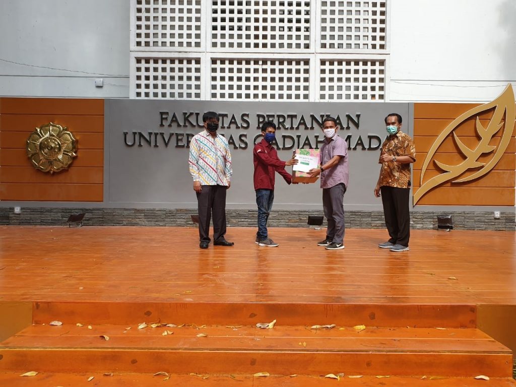 FAPERTA UGM BAGIKAN PAKET SEMBAKO BAGI MAHASISWA – Fakultas Pertanian