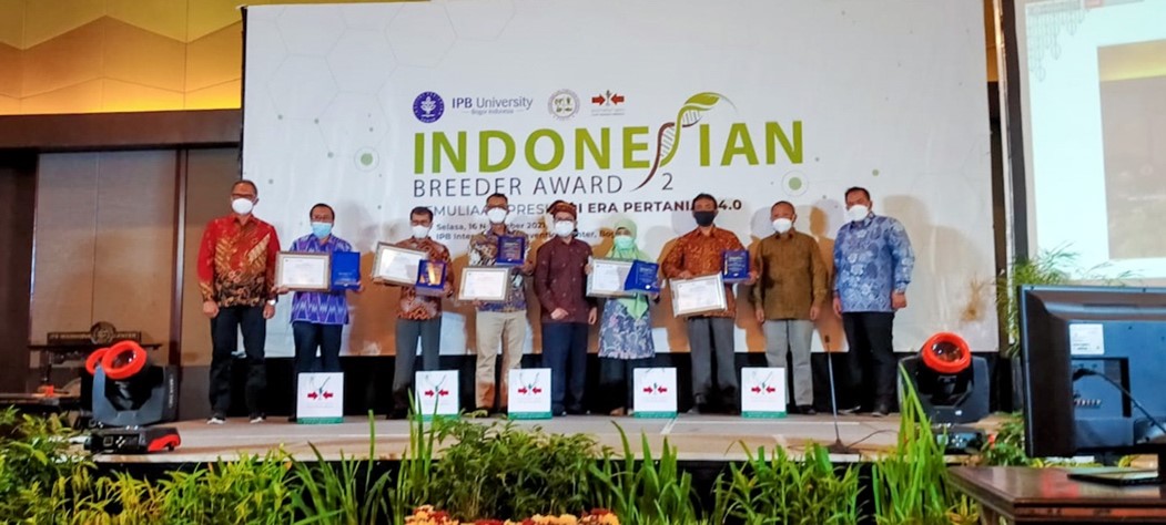 DR. TARYONO BERSAMA PIAT UGM RAIH BREEDER AWARD 2021 – Fakultas Pertanian
