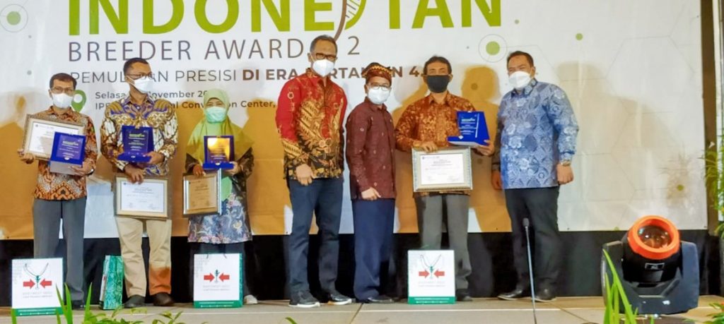 DR. TARYONO BERSAMA PIAT UGM RAIH BREEDER AWARD 2021 – Fakultas Pertanian