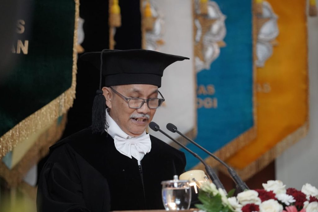 Rayakan Ulang Tahun ke-62 Tahun, Prof. Dr. Aziz Purwantoro dikukuhkan ...
